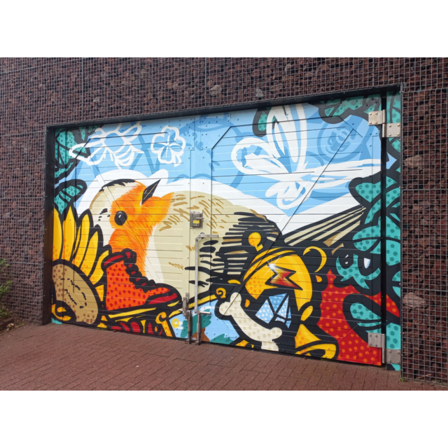 Graffiti kunstwerk op de toegangspoort van DEVO’s energiecentrale ...